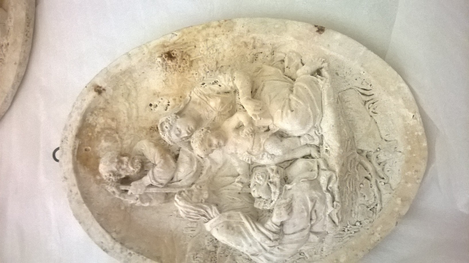 Deux reliefs en plâtre…. sculptés - France Estimations